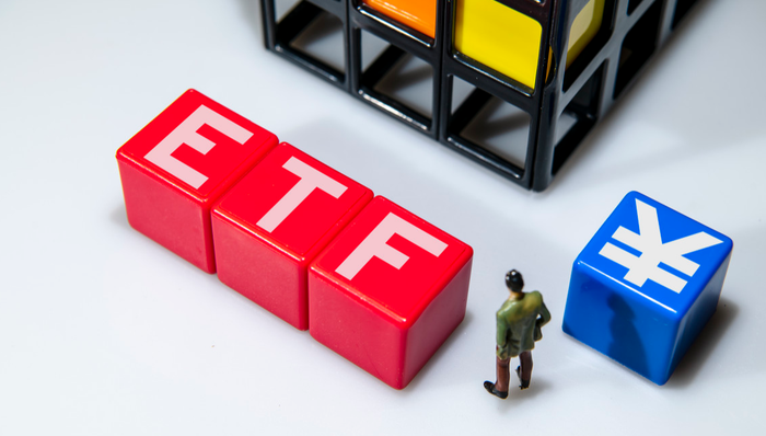 芯片股延续高涨态势，芯片ETF（512760）盘中涨超2%|界面新闻