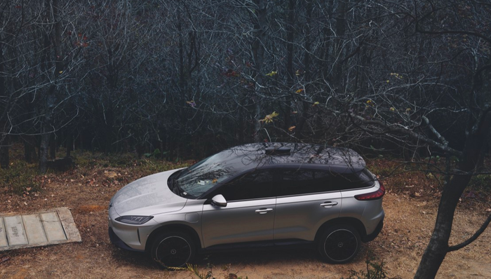 电池板块走势强势，均胜电子领涨超6%，电池ETF(561910)上涨1.15%|界面新闻