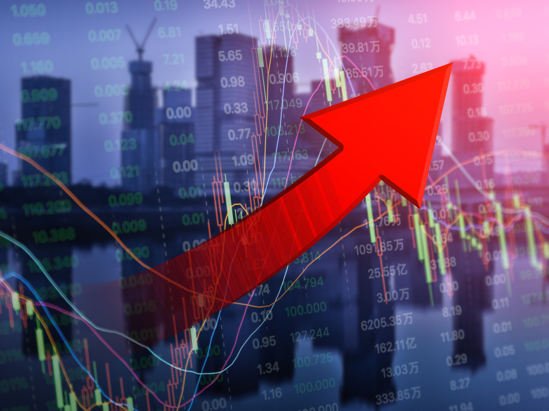 反攻来了！多头午后猛冲，军工股火力全开，国防军工ETF(512810)放量涨2.86%！吃喝板块举杯同庆，券商躁动不止|界面新闻