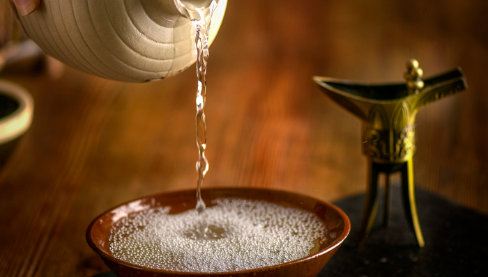 主要消费ETF(159672)午后翻红，机构：白酒持续探底，新消费标的值得重视|界面新闻